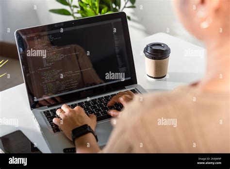 Programmierer Frau Schreiben Programm Html Code Sitzen Am Arbeitsplatz
