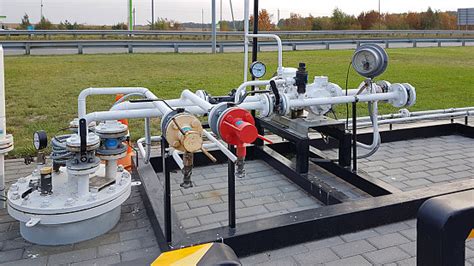요소 Lpg 가스 라인 높은 중간 압력 울타리의 표면에 흰색 전송 파이프 천연 압축 연료에 대한 규제 공급 시스템 중첩 밸브 및 압력 센서에 액세스합니다 0명에 대한 스톡
