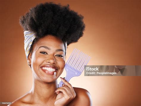 헤어 케어 뷰티 흑인 여성이 아프리카 빗을 들고 모형 공간이 있는 스튜디오에서 일상을 보내고 있다 행복 미소 그리고 갈색