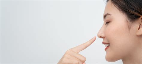 성형 수술 아름다운 아시아의 미소와 수술 후 행복 코 모양을 바꾸는 수술 절차 의사는 코 성형술 전에 환자의 코를 검사 의료 지원 건강 코 성형에 대한 스톡 사진 및 기타