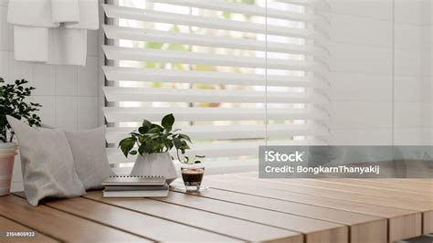 창문에 기대어 있는 나무 탁자에는 화분 커피잔 책 베개가 놓여 있습니다 0명에 대한 스톡 사진 및 기타 이미지 0명 3차원 형태 거실 Istock