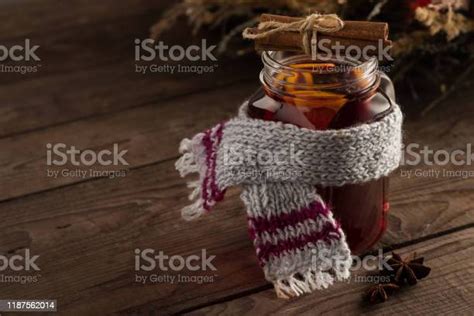 나무 배경에 오렌지와 향신료와 크리스마스 멀드 와인의 향기로운 음료 선택적 초점 복사 공간 0명에 대한 스톡 사진 및 기타