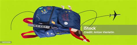 여행 가방 안에 비행기로 날아가는 작은 소녀와 함께 현대 미술 콜라주 초록색 배경 위에 거대한 배낭이 있다 기치 16 17 살에 대한 스톡 사진 및 기타 이미지 Istock