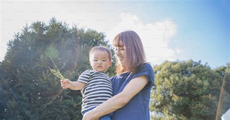 화창한 날에 공원에서 놀고 있는 두 살짜리 소년과 그의 어머니 사진 Unsplash의 아시아 이미지