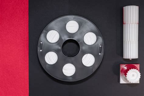 흰색 플라스틱이 있는 검은 색 코일 3d 프린터용 3d 프린팅 필라멘트 릴 및 그리스 기둥의 인쇄된 부품이 검은색과 빨간색 배경에 있습니다 0명에 대한 스톡 사진 및 기타