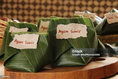 Nasi 마리오 Ayam Suwir 바나나 리프 패키지에서 났습니다 닭고기의 토 핑과 쌀의 작은 부분의 인기 있는 자바 어 스트리트 식품 0명에 대한 스톡 사진 및 기타