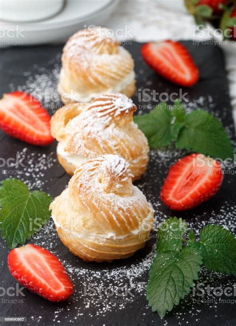 크림 딸기 민트와 Profiteroles입니다 미식가 위한 디저트입니다 선택적 초점 빵과자류에 대한 스톡 사진 및 기타 이미지 빵과자류 빵집 슈크림 페이스트리