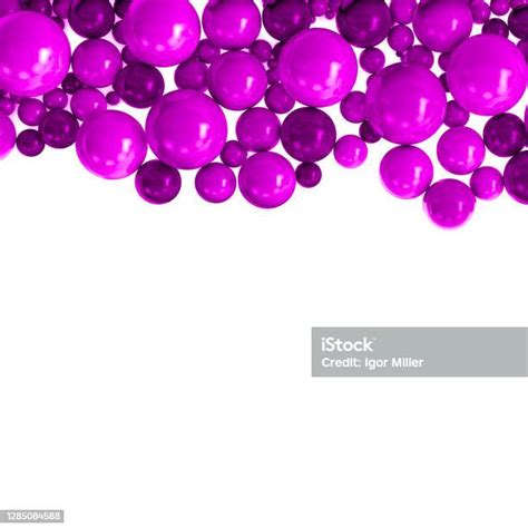 다양한 크기의 수분이 많은 보라색 진주가 상단의 흰색 배경에 흩어져 있습니다 현대 의 아름다운 배경 3d 일러스트레이션 3d 렌더링 3차원 형태에 대한 스톡 사진 및 기타