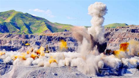 북한 무산광산연합기업소 철생산 부각…50만산 대발파 진행 뉴스1