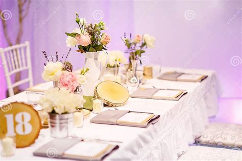 Элегантная таблица установила в зеленую и белое для партии Wedding или события Стоковое