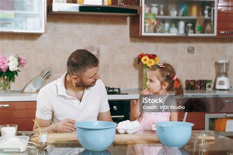 어린 아이 소녀 크리스마스 생강 쿠키 테이블에 부엌에서 요리 하는 남자를 도움이 됩니다 행복 한 가족 아빠 자식 딸 집에서 주말