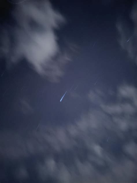 구름 기상학 떨어지는 별 밤 별 분위기 셀렉티브 포커스 어두운 유성 저녁 천국 천체 사진 푸른 하늘에 관한