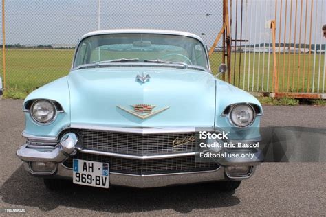 Corbas 시티에서 블루 클래식 컨버터블 자동차 캐딜락6 월 2018에 갱 데 리오네 라는 전시회차량 앞 0명에 대한 스톡