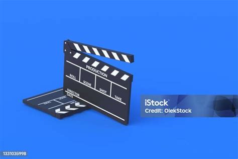 파란색 배경에 영화 클래퍼 보드 영화 제작 액세서리 시네마토그래피 컨셉 영화관에서 영화 공간을 복사합니다 3d 렌더 3차원 형태에 대한 스톡 사진 및 기타 이미지 Istock
