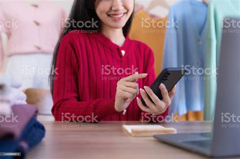 프리랜서 아시아 여성의 스타트 업 중소기업 기업가 상자가 있는 노트북을 사용 쾌활한 성공 온라인 마케팅 포장 상자 및 배달 Sme 아이디어 개념 고객에 대한 스톡 사진 및