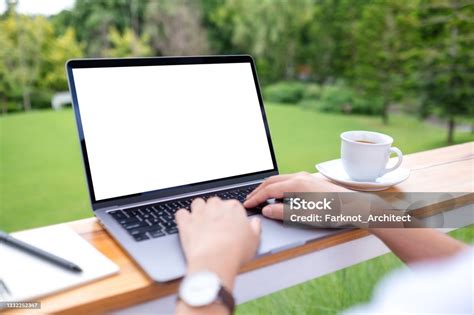 야외에서 작업하는 동안 빈 흰색 데스크톱 화면노트북 컴퓨터를 사용하는 여성 35 39세에 대한 스톡 사진 및 기타 이미지 35 39세 공란 노트북 Istock