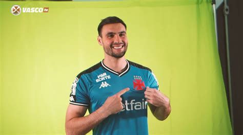 Daniel Fuzato Comemora Estreia Com A Camisa Do Vasco Supervasco