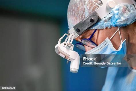 수술 중 보호 마스크와 모자를 착용한 여성 외과 의사의 초상화를 닫습니다 의료의학 교육수술 개념 가정의 방에 대한 스톡 사진 및 기타 이미지 Istock