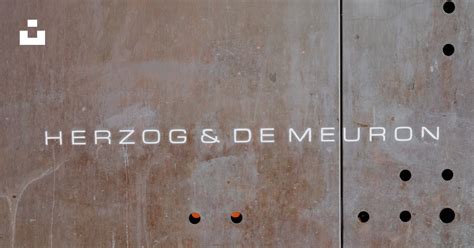 구멍이 뚫린 금속 문 클로즈업 사진 Unsplash의 무료 회색 이미지