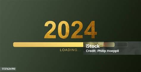 2024년 새해를 앞두고 로딩 과정 2024년 새해 축하의 상징 크리스마스를 위한 검은 배경에 빛나는 반짝이는 입자가 있는 황금색 로딩 바 인사말 카드 벡터 그림입니다 0