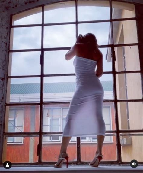 Capezzoli E Fondoschiena In Evidenza Elisabetta Canalis Stuzzica In