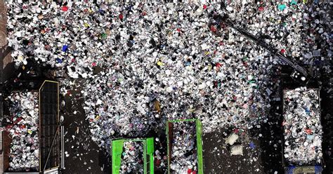 가득 쌓인 플라스틱 쓰레기