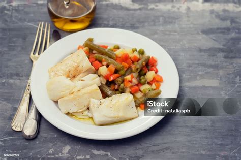 세라믹 배경에 흰색 접시에 삶은 야채와 삶은 대구 물고기 고기에 대한 스톡 사진 및 기타 이미지 고기 고명 굽기 Istock