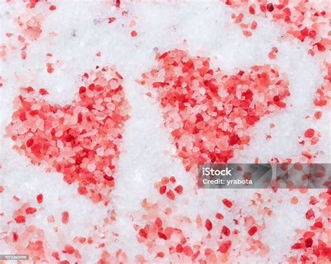 천연 바다 소금의 배경입니다 향기로운 소금의 색깔된 결정에서 2 개의 붉은 심장 모양 발렌타인의 날 또는 스파에 대 한 배경입니다 2 하트의 사랑의 상징 거친에 대한 스톡