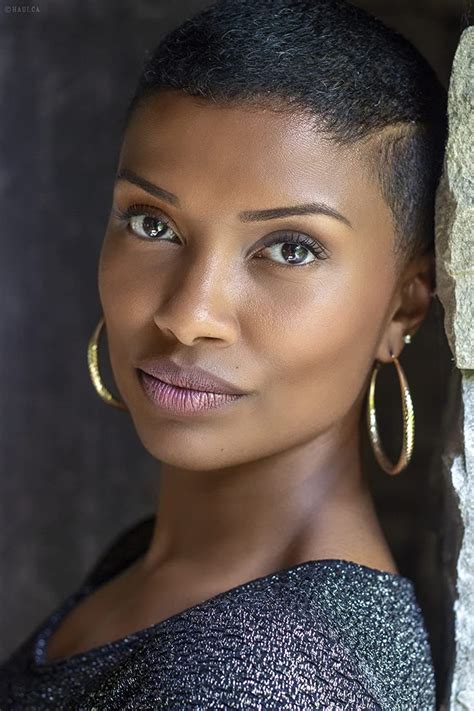 Samantha Walkes About Entertainmentie