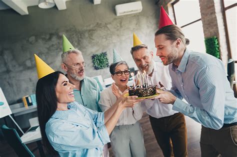 5 명의 성공적인 기업 동료의 사진은 재미 선물 생일 케이크 로프트 인테리어 사무실 실내 30 34세에 대한 스톡 사진 및 기타 이미지 30 34세 50 54세 5명