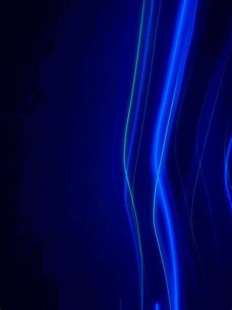 빛의 선이 있는 진한 파란색 배경 사진 Unsplash의 무료 여자 이미지