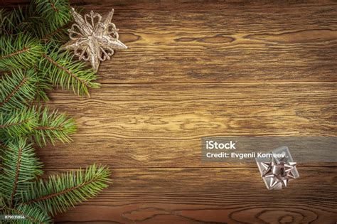 디자인에 대 한 배경입니다 크리스마스 테마입니다 어두운 나무 배경 및 전나무 나무입니다 귀하의 로고 또는 텍스트를 놓습니다 0