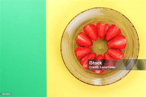 녹색 배경에 원 노란색 접시 아침 식사 채식 음식에 붉은 열매의 형태에 빨간 딸기의 반 딸기 복사 공간 디자이너 크리에이 티브에 대 한 빈 감정에 대한 스톡 사진 및 기타