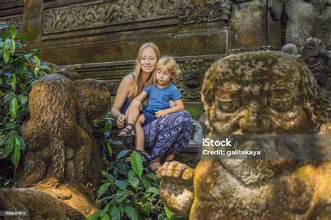 엄마와 아들 여행자 원숭이 숲 인도네시아 발리의 우 붓 숲을 발견 어린이 컨셉으로 여행 관광에 대한 스톡 사진 및 기타 이미지 관광 관광객 귀여운 Istock