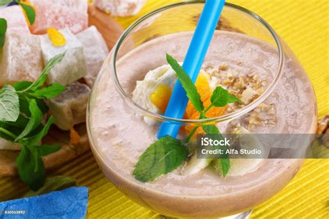 과일 음료와 터키어 기쁨의 유리입니다 바나나 밀크 쉐이크와 터키어 기쁨 에 노란 배경 채식주의 수호신 건강한 생활방식에 대한 스톡 사진 및 기타 이미지 Istock