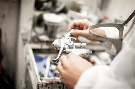 바디 샵 페인팅 부스에서 스프레이 건을 조정 하는 회화 기술자 자동차 차체에 대한 스톡 사진 및 기타 이미지 자동차 차체 그림 그리기 금속 Istock