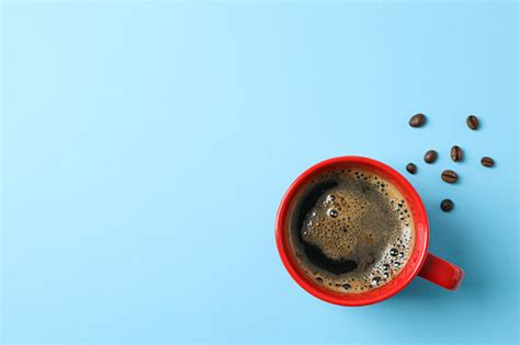 거품과 커피 콩 색상 배경 텍스트 및 평면도에 대 한 공간에 커피 한잔 커피 타임 악세사리 0명에 대한 스톡 사진 및 기타