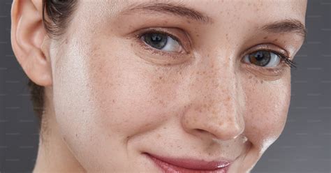 귀여운 미소로 카메라를 바라보는 자연스러운 화장을 한 매력적인 여성의 초상화를 클로즈업한다 사진 Unsplash의 초상 이미지