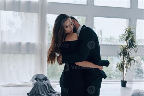 Beijo Suave Lindo Casal Jovem Beijando E Abra Ando Enquanto Est Em P No Quarto Foto