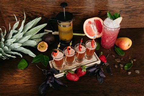 자몽 칵테일 프랑스 프레스의 파인애플 차 레스토랑 테이블의 석판에 바질이 놓인 딸기 샷 칵테일 0명에 대한 스톡 사진 및 기타 이미지 Istock