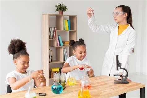 Free Photo Female Scientist Teaching Girls Science Experiments