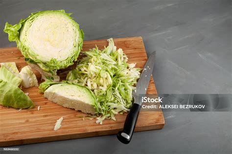 나무 도마에 양배추 머리입니다 샐러드 또는 수프를 위해 신선한 양배추를 자르거나 자릅니다 유기농 채소로 요리하기 스튜에 대한 스톡 사진 및 기타 이미지 Istock