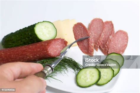 남자에 게 쉬운 간식 접시에 소시지 오이 토마토 치즈와 딜을 있습니다 0명에 대한 스톡 사진 및 기타 이미지 0명 건강한 생활방식 녹색 Istock