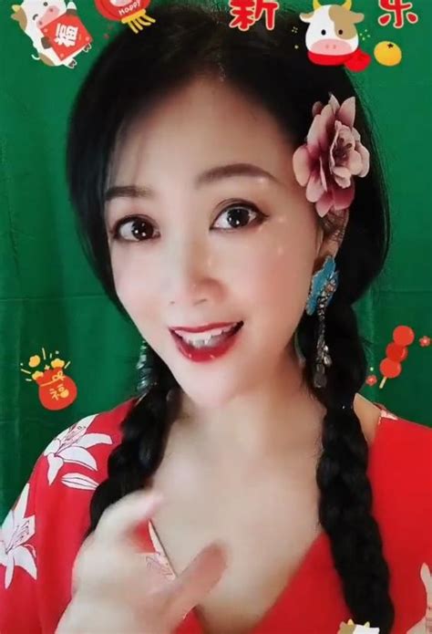 51 Year Old Liang Xiaobing Wears A Safflower To Look Tender Her Face Is Greasy And Her Hair Is