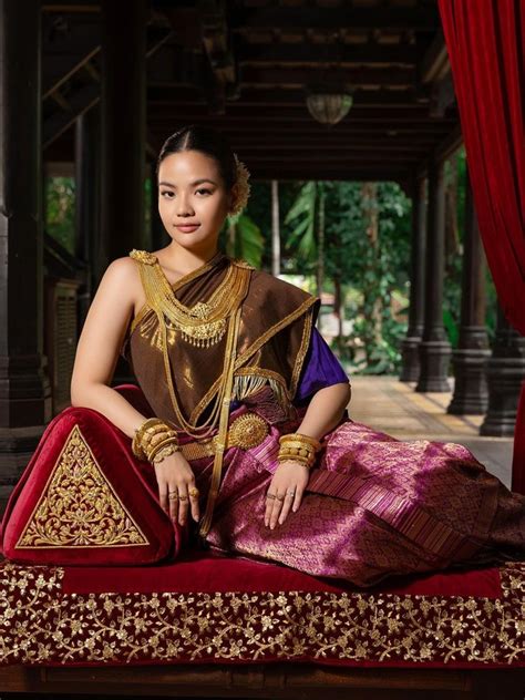 8 Potret Boiyen Pesek Menikah Tampil Manglingi Pakai Siger Sunda