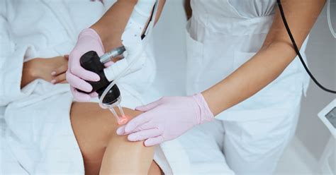 미용 클리닉에서 젊은 여성 환자에게 비침습적 절차를 수행하는 의사의 자른 사진 사진 Unsplash의 진료소 이미지