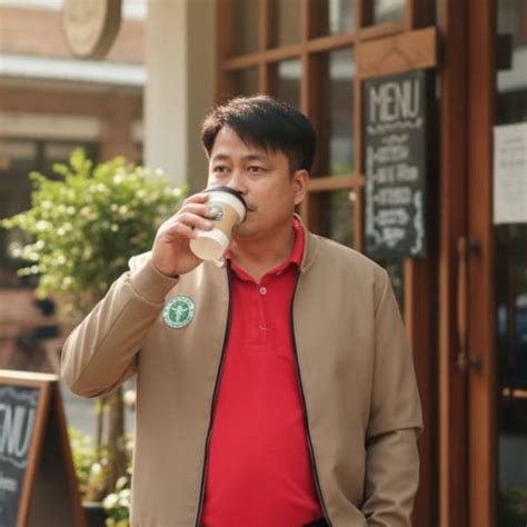 อภิวัฒน์ Prompt ชายหนุ่มน่ารักสไตล์จิบิ 3 มิติที่ออกแบบอย่างมีสไตล์เอนกายพิงกับชื่อสามมิติ