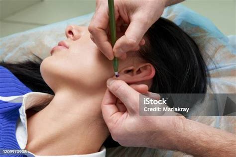 성형 외과 의사는 성형 수술 전에 환자의 귀를 검사합니다 개선에 대한 스톡 사진 및 기타 이미지 개선 건강 진단 건강관리와 의술 Istock