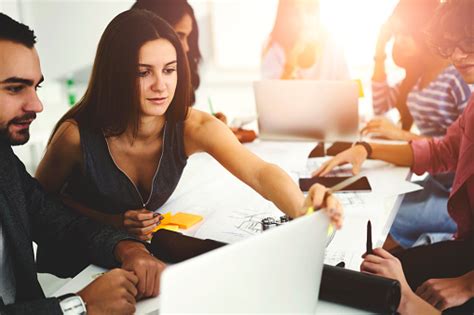 재능 있는 남성과 여성 그래픽 디자이너 지출 도면 확인과 Coworking 공간에 현대 기술 및 인터넷에 무선 연결을 사용 하 여 웹 모델링에 협력의 승무원 교육에 대한