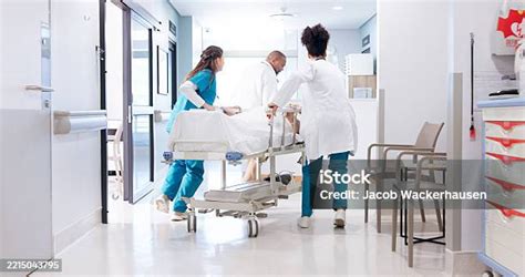 달리기 병원 및 의사는 응급 상황 수술 및 의료 서비스를 위해 복도에 들것을 가지고 있습니다 의료진 중환자실 및 사람들은 사고 수술 또는 수술 치료를 위해 침대로 달려갑니다